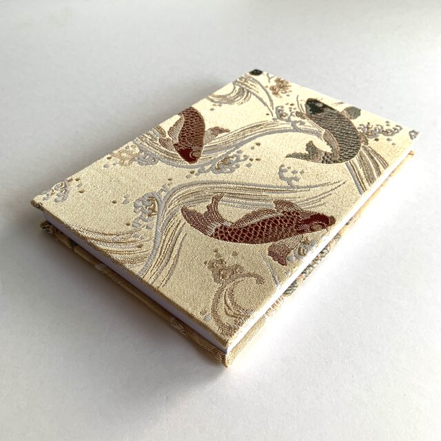 『昇鯉（しょうり）』 ブラック ゴールドベージュ 金襴織物御朱印帳 B6 大判サイズ 鯉 コイ 金襴 御朱印帳 桐生織物 | iichi 日々の暮らしを心地よくするハンドメイドやアンティークの ...