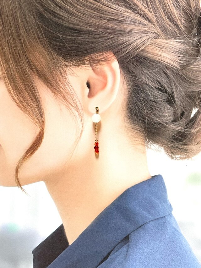 天然石 ホワイトジェイドとカーネリアンの揺れるピアス | iichi 日々の暮らしを心地よくするハンドメイドやアンティークのマーケットプレイス