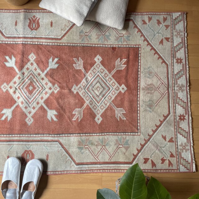 トルコヴィンテージラグ ミラスラグ 101×198 ベージュ コーラルオレンジ | iichi 日々の暮らしを心地よくするハンドメイドやアンティークのマーケットプレイス