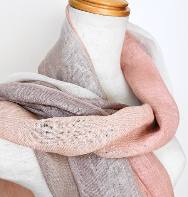 草木染リネン大判ぼかし染ショール（サーモンピンク〜白〜グレイ） | iichi 日々の暮らしを心地よくするハンドメイドやアンティークのマーケットプレイス