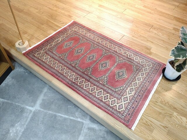 厚みは薄くて軽くて小さく畳める パキスタン絨毯 シルクタッチ マット大 116x76cm ピンク | iichi 日々の暮らしを心地よくするハンドメイドやアンティークのマーケットプレイス