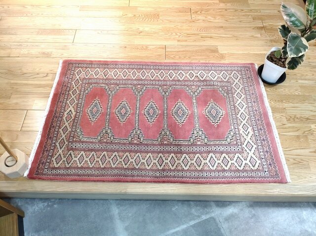 厚みは薄くて軽くて小さく畳める パキスタン絨毯 シルクタッチ マット大 116x76cm ピンク | iichi 日々の暮らしを心地よくするハンドメイドやアンティークのマーケットプレイス