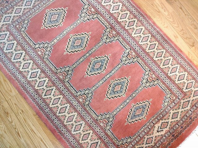 厚みは薄くて軽くて小さく畳める パキスタン絨毯 シルクタッチ マット大 116x76cm ピンク | iichi 日々の暮らしを心地よくするハンドメイドやアンティークのマーケットプレイス