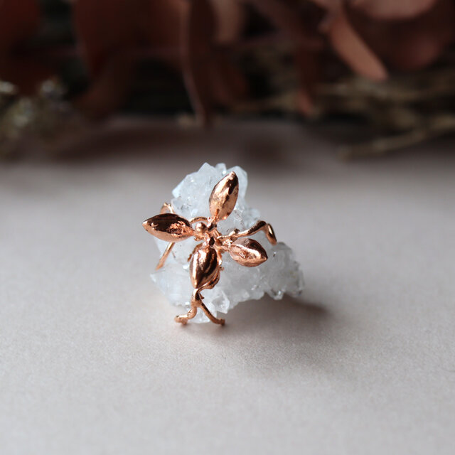 クォーツクラスターとナンテンのつぼみ | iichi 日々の暮らしを心地よくするハンドメイドやアンティークのマーケットプレイス