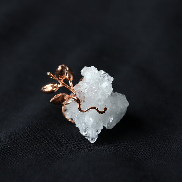 クォーツクラスターとナンテンのつぼみ | iichi 日々の暮らしを心地よくするハンドメイドやアンティークのマーケットプレイス