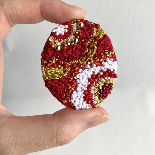 "Release of passion "情熱の開放を"刺繍オーバル型ブローチ | iichi 日々の暮らしを心地よくするハンドメイドやアンティークのマーケットプレイス