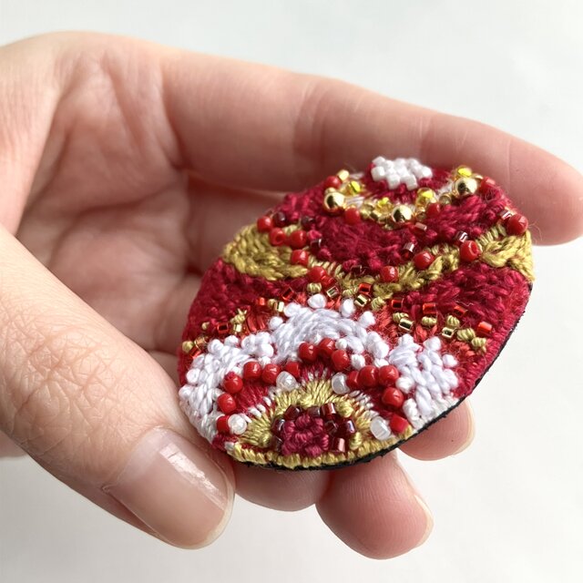 "Release of passion "情熱の開放を"刺繍オーバル型ブローチ | iichi 日々の暮らしを心地よくするハンドメイドやアンティークのマーケットプレイス