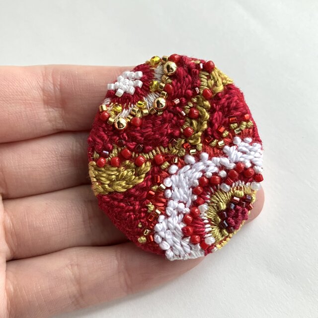 "Release of passion "情熱の開放を"刺繍オーバル型ブローチ | iichi 日々の暮らしを心地よくするハンドメイドやアンティークのマーケットプレイス