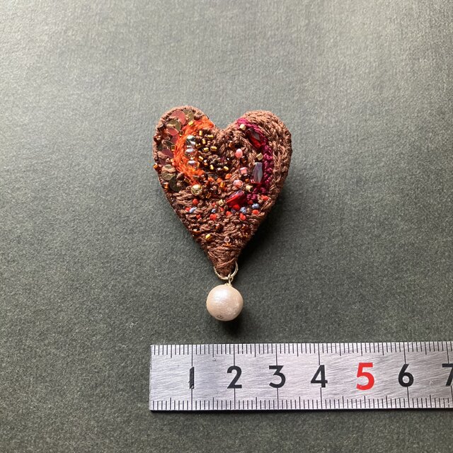 秋の新作コレクション "cocoro 〜choco brown〜"ハート型刺繍ブローチ | iichi 日々の暮らしを心地よくするハンドメイドやアンティークのマーケットプレイス
