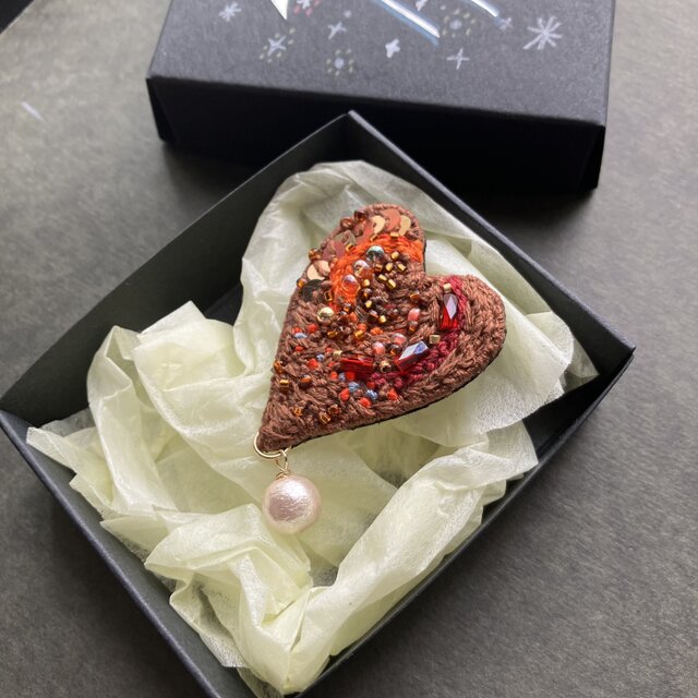 秋の新作コレクション "cocoro 〜choco brown〜"ハート型刺繍ブローチ | iichi 日々の暮らしを心地よくするハンドメイドやアンティークのマーケットプレイス