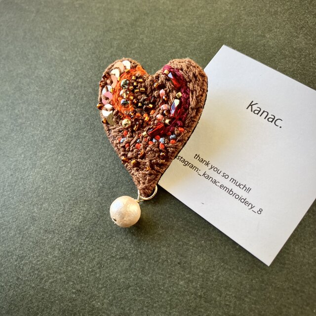 秋の新作コレクション "cocoro 〜choco brown〜"ハート型刺繍ブローチ | iichi 日々の暮らしを心地よくするハンドメイドやアンティークのマーケットプレイス
