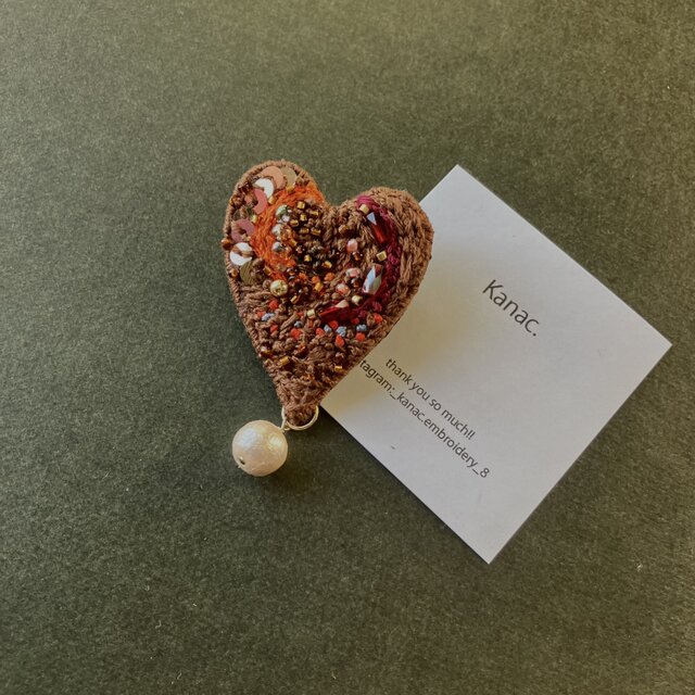秋の新作コレクション "cocoro 〜choco brown〜"ハート型刺繍ブローチ | iichi 日々の暮らしを心地よくするハンドメイドやアンティークのマーケットプレイス