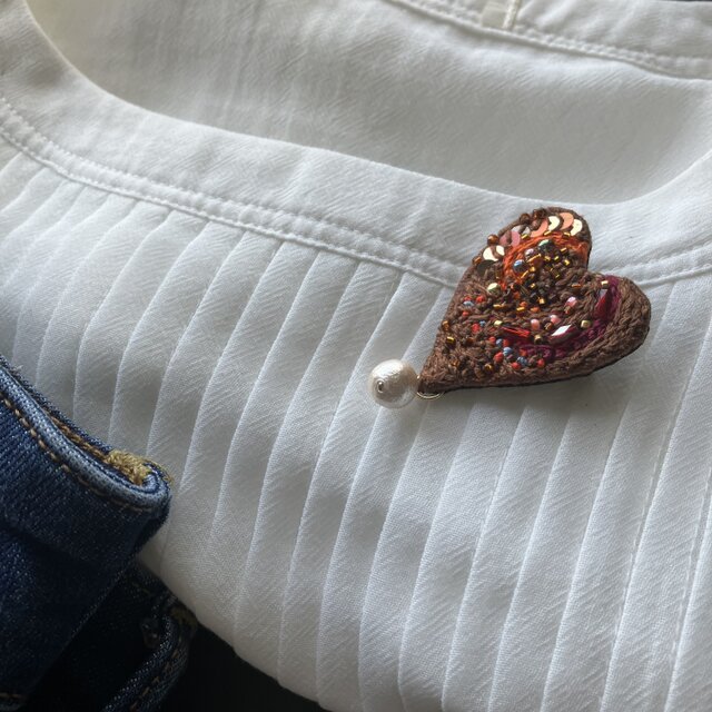 秋の新作コレクション "cocoro 〜choco brown〜"ハート型刺繍ブローチ | iichi 日々の暮らしを心地よくするハンドメイドやアンティークのマーケットプレイス