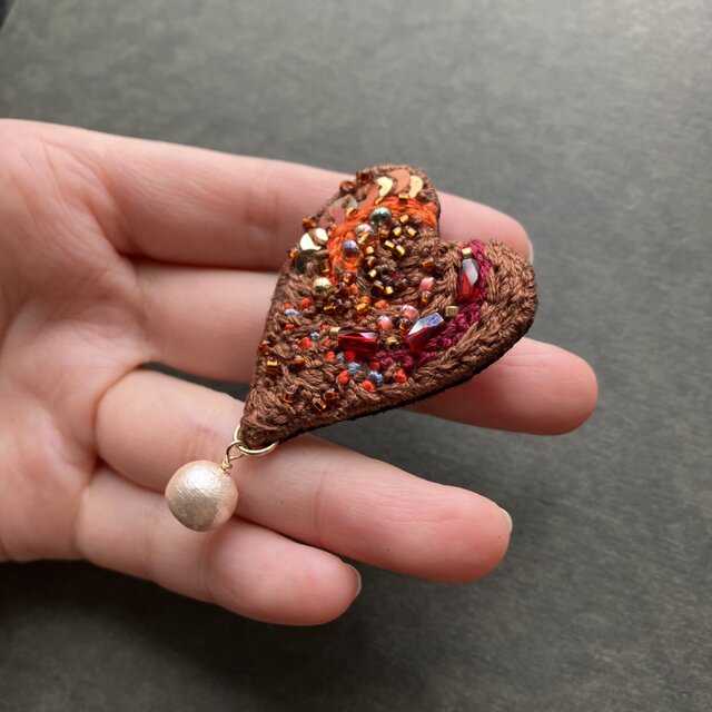 秋の新作コレクション "cocoro 〜choco brown〜"ハート型刺繍ブローチ | iichi 日々の暮らしを心地よくするハンドメイドやアンティークのマーケットプレイス