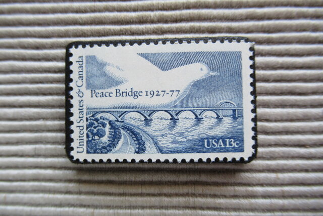 アメリカ 切手ブローチ 8840 | iichi 日々の暮らしを心地よくするハンドメイドやアンティークのマーケットプレイス