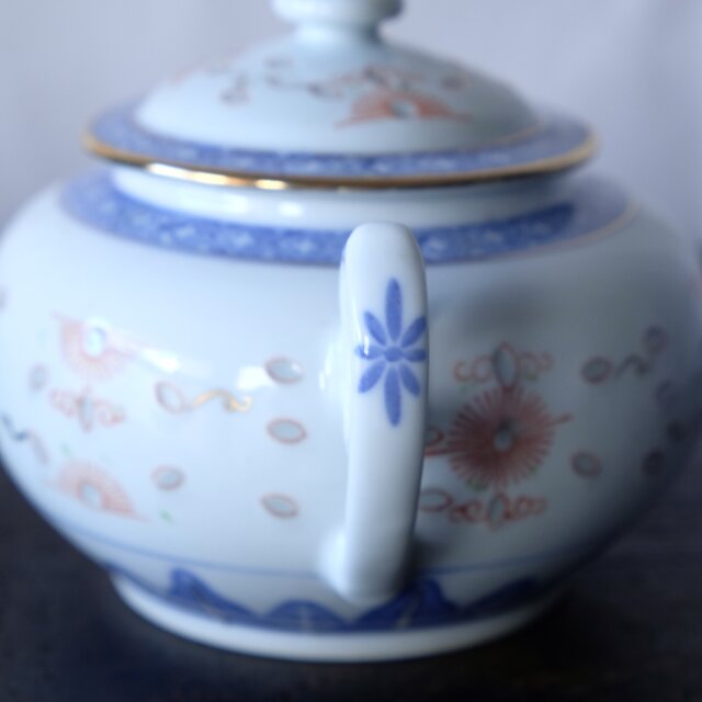 美しいフォルム 中国景徳鎮 蛍焼赤絵金彩 蓋付ポット 茶器 チャイナレトロ シノワズリ | iichi 日々の暮らしを心地よくするハンドメイドやアンティークのマーケットプレイス