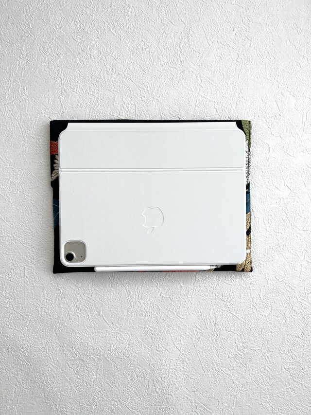 iPadケース iPad入れ ケーブル入れポケット付き 昭和レトロな帯リメイク | iichi 日々の暮らしを心地よくするハンドメイドやアンティークのマーケットプレイス