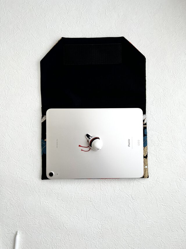 iPadケース iPad入れ ケーブル入れポケット付き 昭和レトロな帯リメイク | iichi 日々の暮らしを心地よくするハンドメイドやアンティークのマーケットプレイス