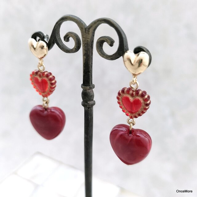 トリプルハートのスタッドピアス | iichi 日々の暮らしを心地よくするハンドメイドやアンティークのマーケットプレイス