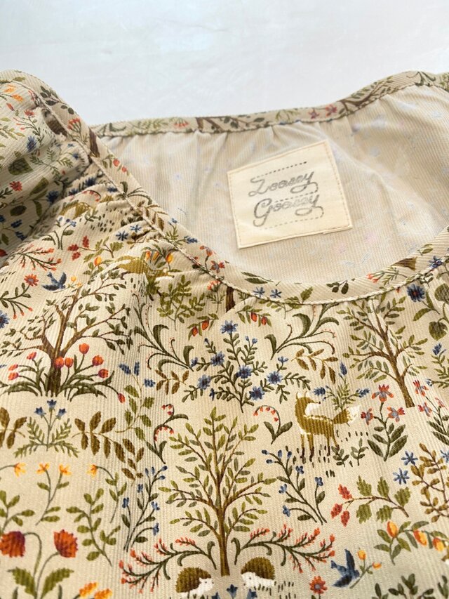 冬支度の森＊あったかコーデュロイの長袖ワンピース＊キツネ小鳥ハリネズミ アライグマ ツリー＊草花柄＊綿100％ | iichi 日々の暮らしを心地よくするハンドメイドやアンティークのマーケットプレイス