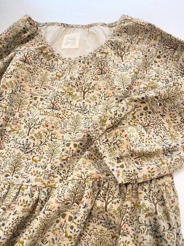 冬支度の森＊あったかコーデュロイの長袖ワンピース＊キツネ小鳥ハリネズミ アライグマ ツリー＊草花柄＊綿100％ | iichi 日々の暮らしを心地よくするハンドメイドやアンティークのマーケットプレイス