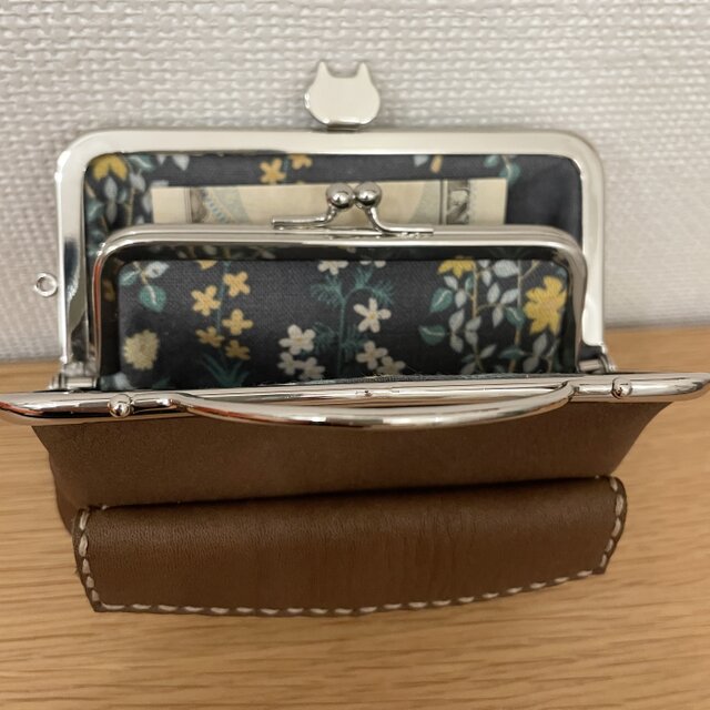 ぺこっと押したらぱかっと開くネコちゃん口金！外ポッケが付いた、お部屋が3つの親子がまぐち本革ミニ財布（チョコ色レザー） | iichi 日々の暮らしを心地よくするハンドメイドやアンティークの ...