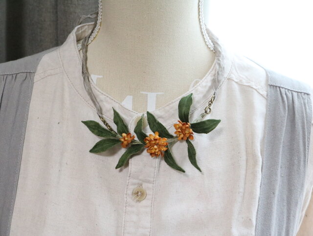 布花 金木犀ネックレス 979 | iichi 日々の暮らしを心地よくするハンドメイドやアンティークのマーケットプレイス