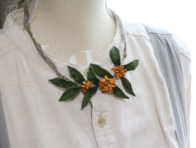 布花 金木犀ネックレス 979 | iichi 日々の暮らしを心地よくするハンドメイドやアンティークのマーケットプレイス