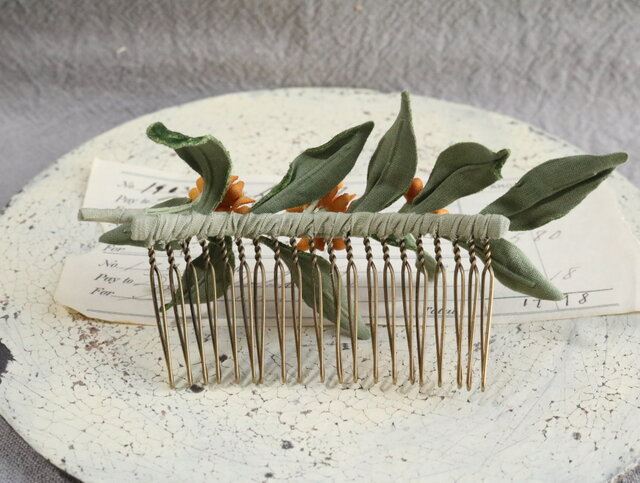 布花 金木犀のヘアコーム 980 | iichi 日々の暮らしを心地よくするハンドメイドやアンティークのマーケットプレイス