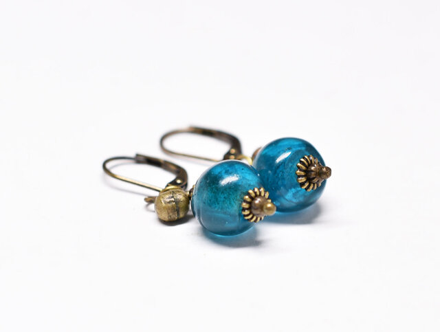 ブルーグリーンアンティークボヘミアビーズと民族鈴のピアス | iichi 日々の暮らしを心地よくするハンドメイドやアンティークのマーケットプレイス