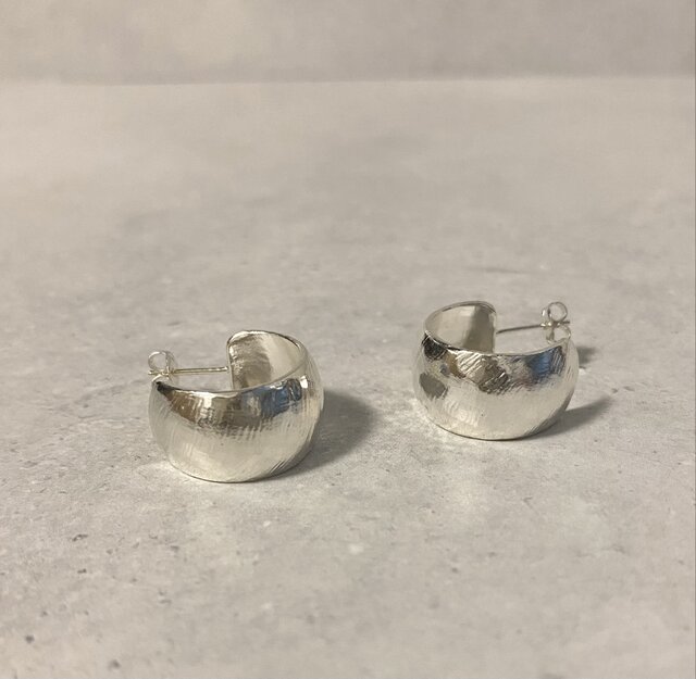 〈Ryutoan〉volumeピアス | iichi 日々の暮らしを心地よくするハンドメイドやアンティークのマーケットプレイス