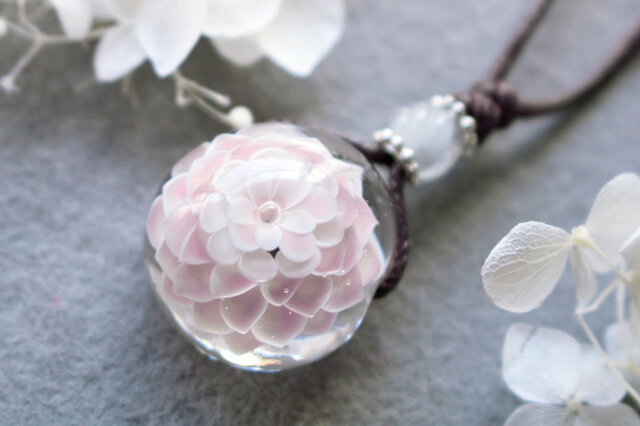 秋のSALE☆（10/9まで）ダリアのとんぼ玉ガラスペンダント（ピンク）大輪 | iichi 日々の暮らしを心地よくするハンドメイドやアンティークのマーケットプレイス