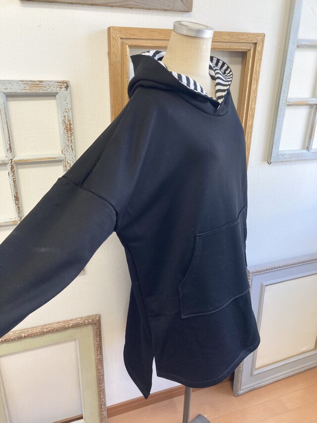 ありそうでない ️ボーダー柄秋物新作 ️フードパーカーチュニック 黒（サイズフリー L L） | iichi 日々の暮らしを心地よくするハンドメイドやアンティークのマーケットプレイス