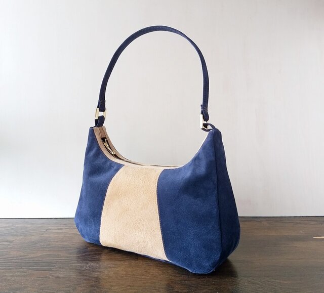 肩掛けバッグ ピッグスエード ネイビーとライトキャメル | iichi 日々の暮らしを心地よくするハンドメイドやアンティークのマーケットプレイス