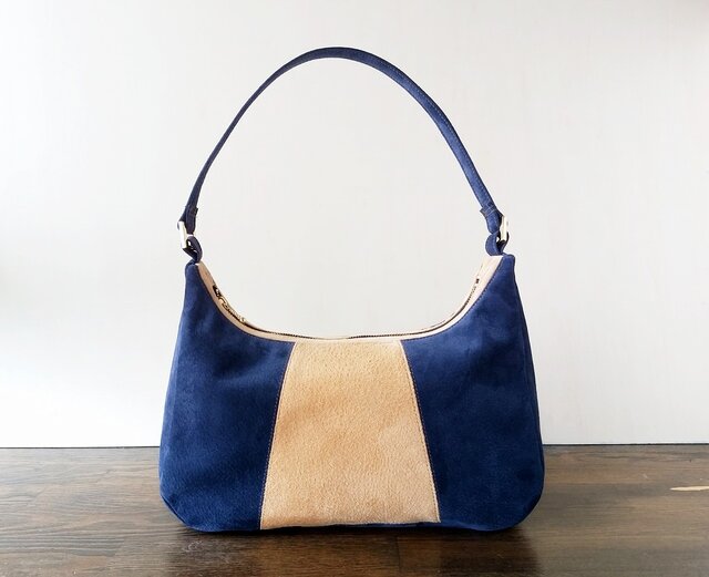 肩掛けバッグ ピッグスエード ネイビーとライトキャメル | iichi 日々の暮らしを心地よくするハンドメイドやアンティークのマーケットプレイス