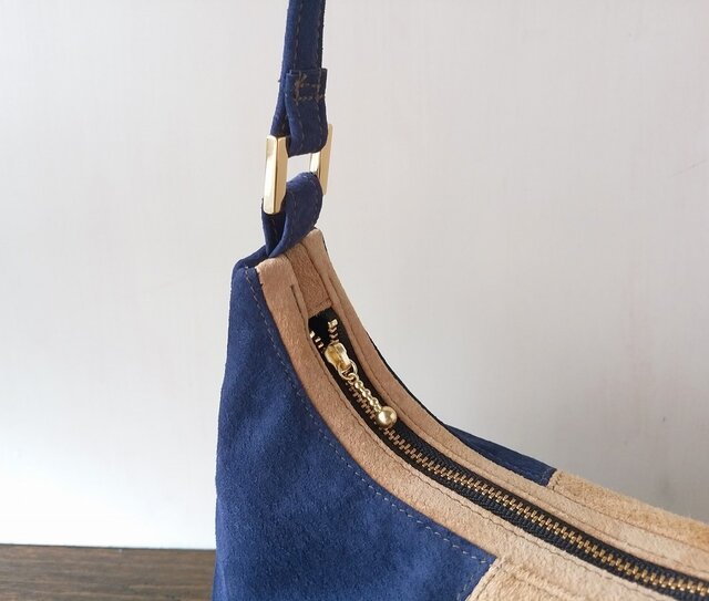 肩掛けバッグ ピッグスエード ネイビーとライトキャメル | iichi 日々の暮らしを心地よくするハンドメイドやアンティークのマーケットプレイス