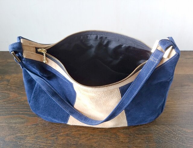 肩掛けバッグ ピッグスエード ネイビーとライトキャメル | iichi 日々の暮らしを心地よくするハンドメイドやアンティークのマーケットプレイス