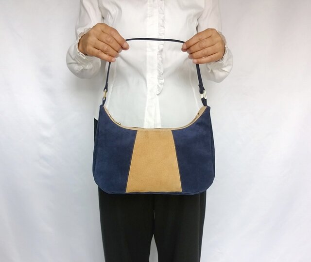 肩掛けバッグ ピッグスエード ネイビーとライトキャメル | iichi 日々の暮らしを心地よくするハンドメイドやアンティークのマーケットプレイス