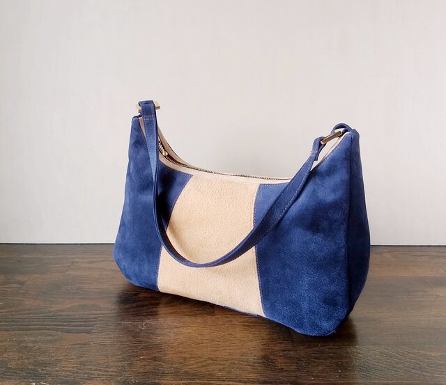 肩掛けバッグ ピッグスエード ネイビーとライトキャメル | iichi 日々の暮らしを心地よくするハンドメイドやアンティークのマーケットプレイス