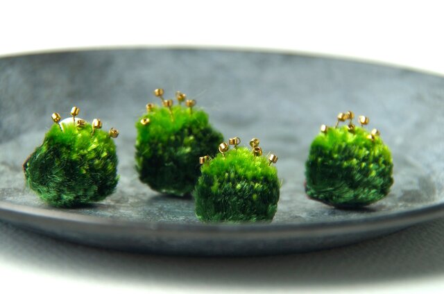 苔の刺しゅう耳飾り クリップイヤリング | iichi 日々の暮らしを心地よくするハンドメイドやアンティークのマーケットプレイス
