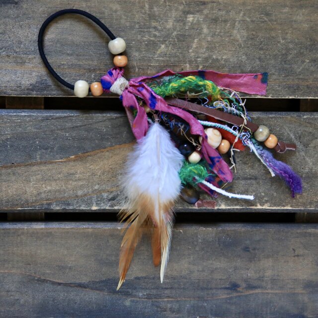 フェザーのゴム飾り | iichi 日々の暮らしを心地よくするハンドメイドやアンティークのマーケットプレイス