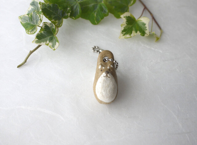 コロンとした芝ワンコのマスコット(ボールチェーン) キーホルダー・ストラップ | iichi 日々の暮らしを心地よくするハンドメイドやアンティークのマーケットプレイス