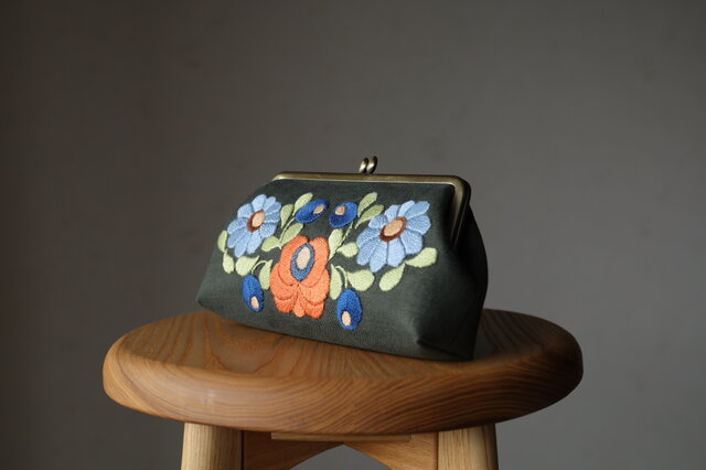 カーキリネン 花刺繍 ポーチL | iichi 日々の暮らしを心地よくするハンドメイドやアンティークのマーケットプレイス