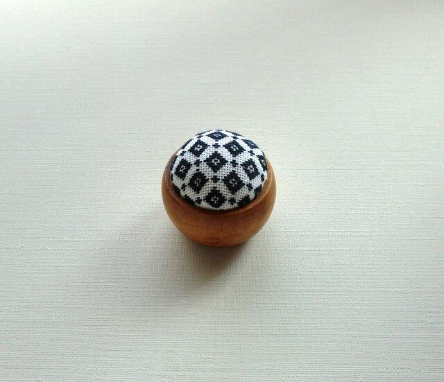 ちょっと小さめ・ウッドボウルのピンクッション(シリーズ3） | iichi 日々の暮らしを心地よくするハンドメイドやアンティークのマーケットプレイス