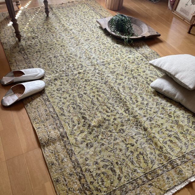 トルコヴィンテージラグ 104×190 ライムイエロー×ブラウン 草花模様 | iichi 日々の暮らしを心地よくするハンドメイドやアンティークのマーケットプレイス