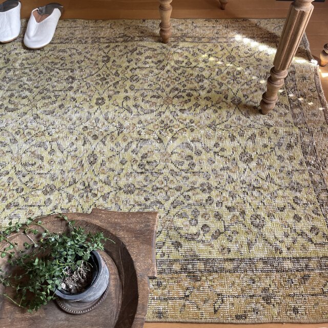 トルコヴィンテージラグ 104×190 ライムイエロー×ブラウン 草花模様 | iichi 日々の暮らしを心地よくするハンドメイドやアンティークのマーケットプレイス