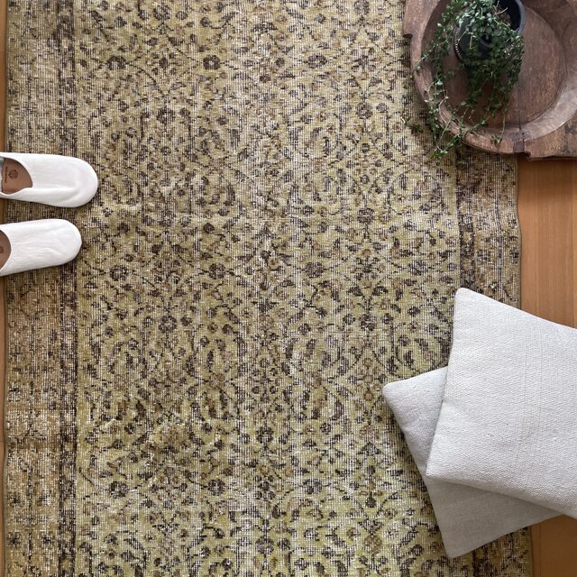 トルコヴィンテージラグ 104×190 ライムイエロー×ブラウン 草花模様 | iichi 日々の暮らしを心地よくするハンドメイドやアンティークのマーケットプレイス