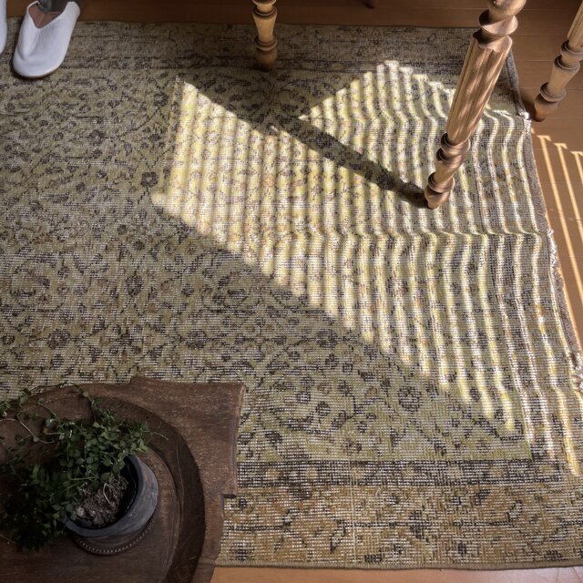 トルコヴィンテージラグ 104×190 ライムイエロー×ブラウン 草花模様 | iichi 日々の暮らしを心地よくするハンドメイドやアンティークのマーケットプレイス