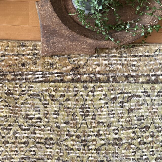 トルコヴィンテージラグ 104×190 ライムイエロー×ブラウン 草花模様 | iichi 日々の暮らしを心地よくするハンドメイドやアンティークのマーケットプレイス