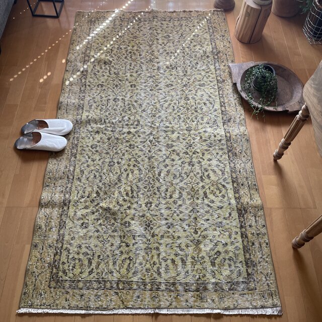 トルコヴィンテージラグ 104×190 ライムイエロー×ブラウン 草花模様 | iichi 日々の暮らしを心地よくするハンドメイドやアンティークのマーケットプレイス